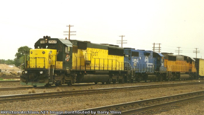 CNW 7007 leads westbound at North Platte, Ne